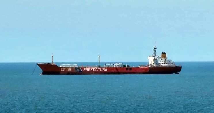 Pontón Recalada: el buque fondeado en medio de la nada con una función ...