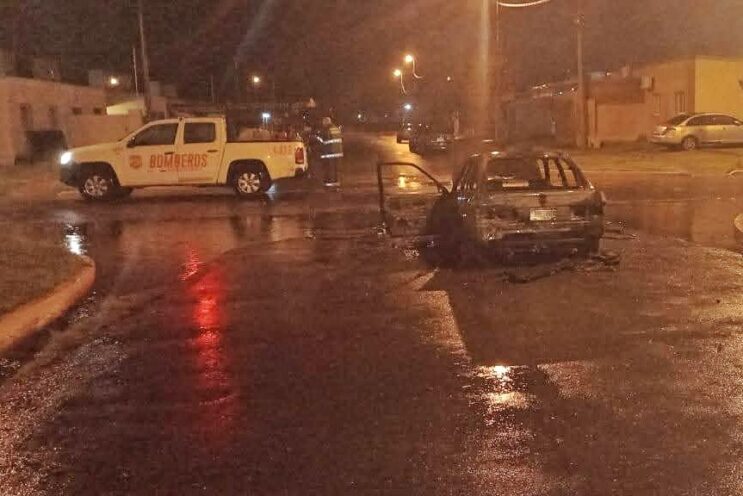 Se prendió fuego un auto en la zona oeste de Puerto General San Martín ...